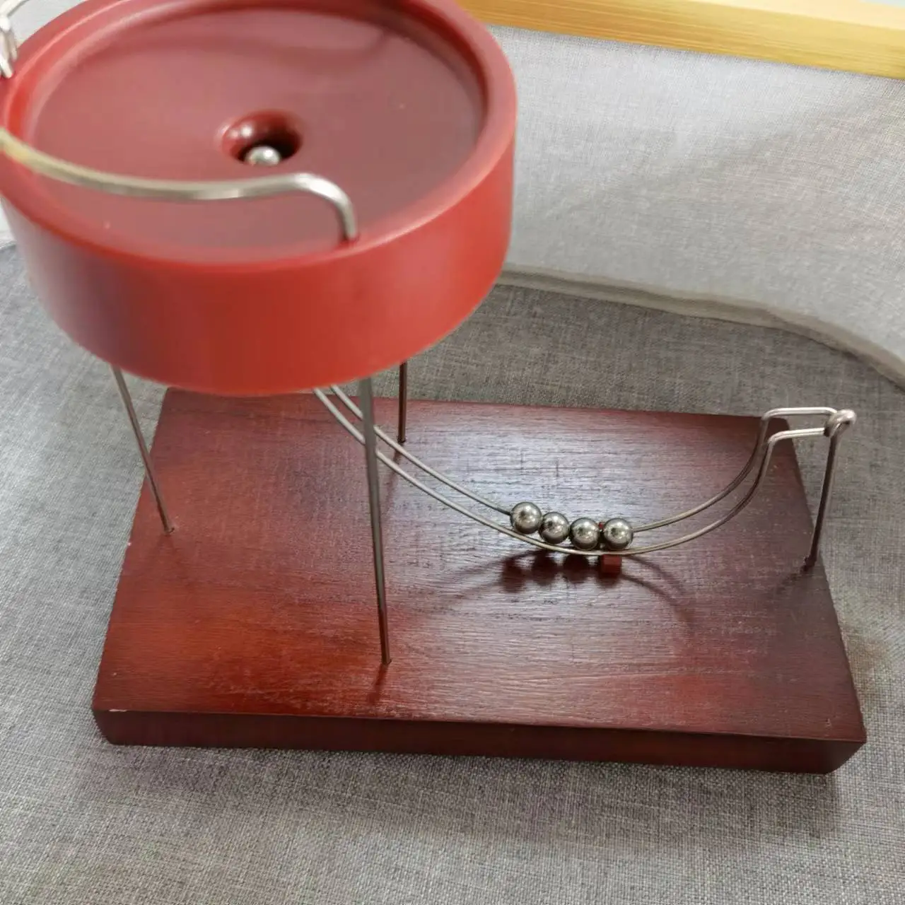 Perpetual Motion Kinetic Art Science Toy - Mavigadget