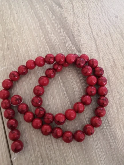 Can someone tell me what the name of these red beads are? : r/Beading