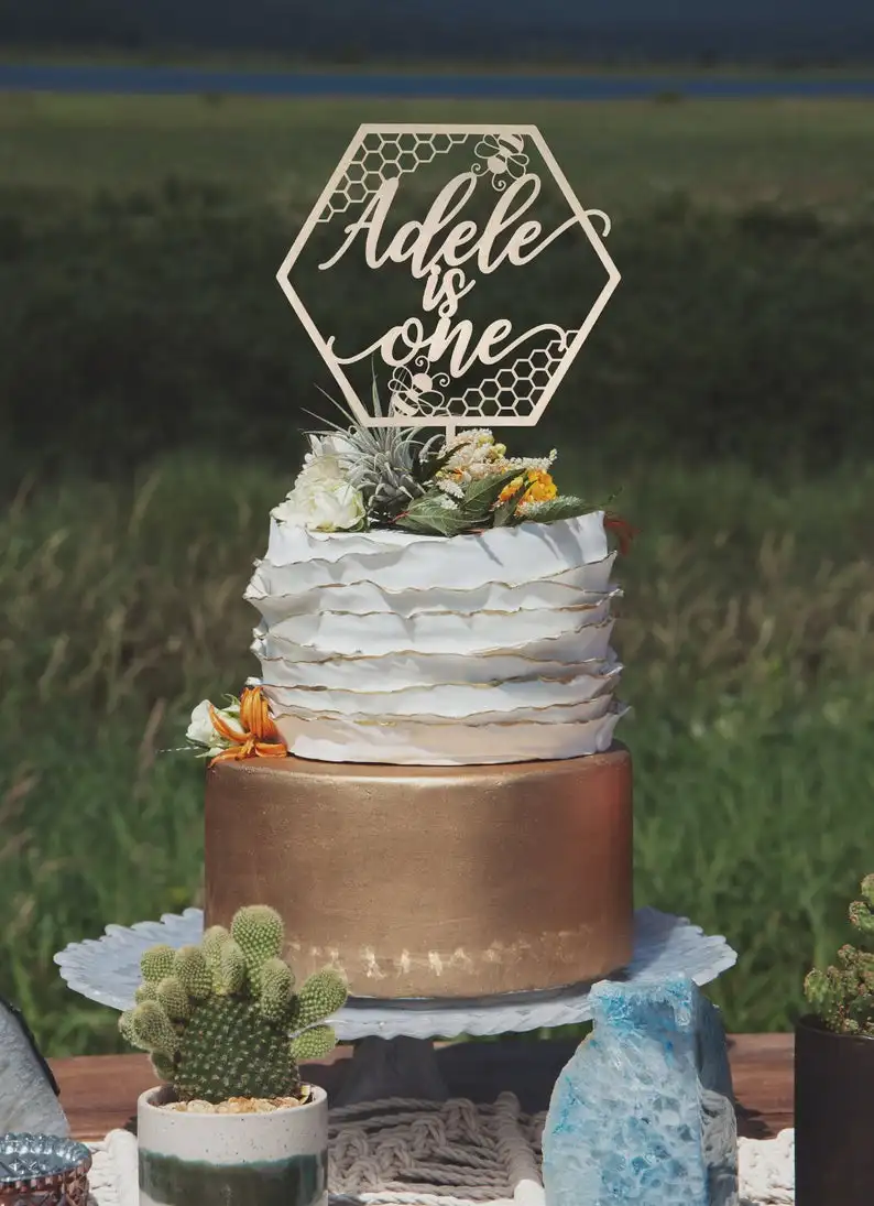 Bumble bee wedding cake toppers | Beachweddingtips.com